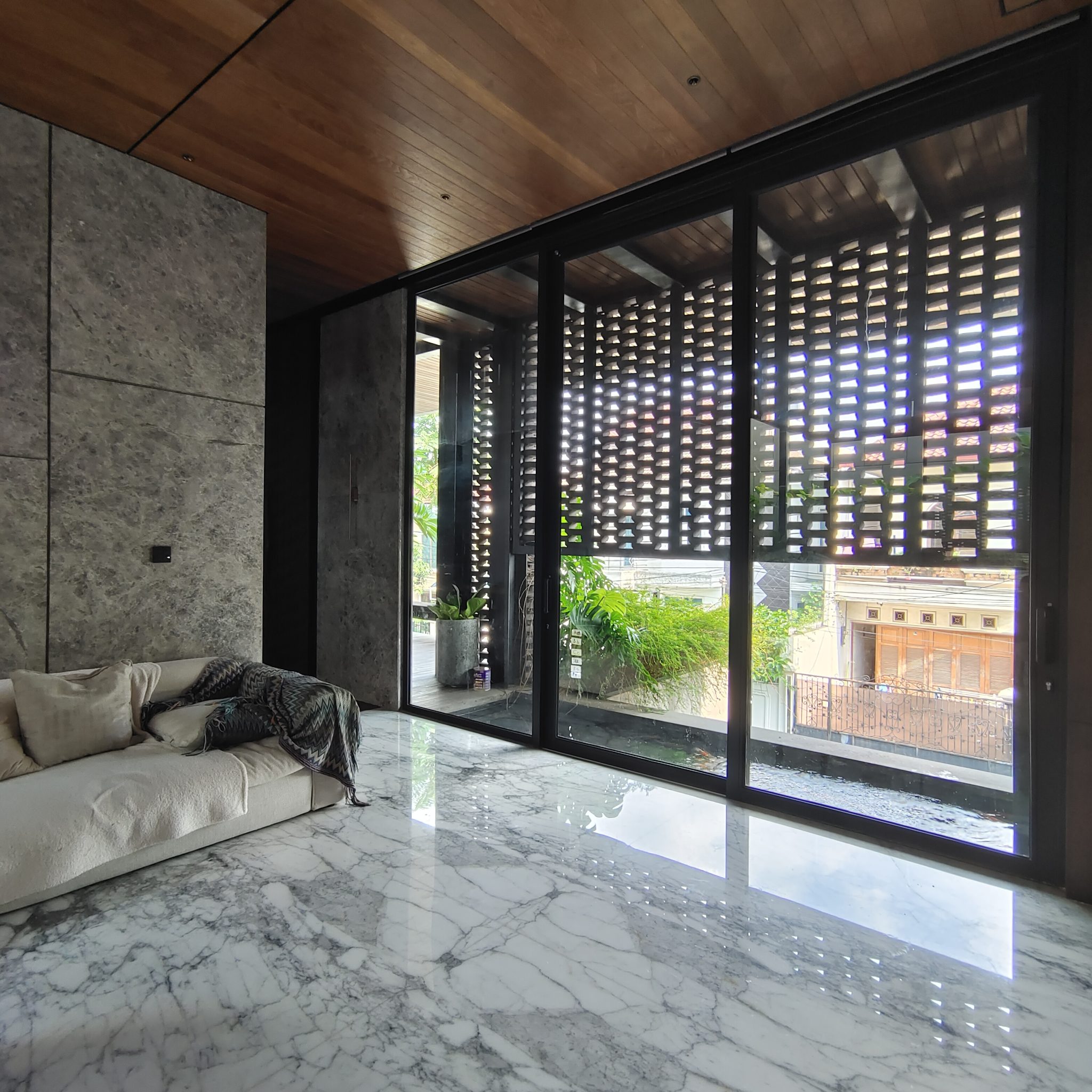 Cozy Industrial Abode, Project Reference, Keunggulan ALUPLUS MAXISLIDE ...